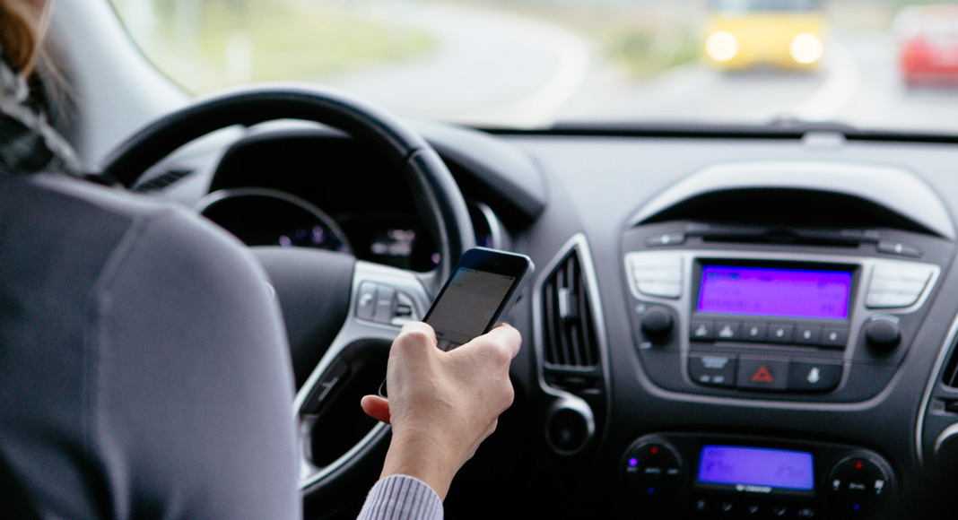 Researchers find “texting while driving” bans ineffective for teens ...